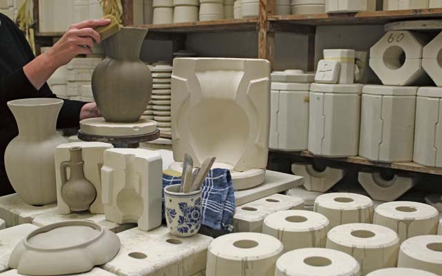 Inside Delft blue pottery - StuttgartCitizen.com