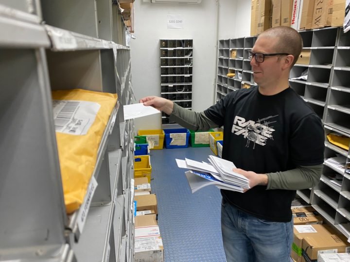 Volunteers pitch in to pitch mail - StuttgartCitizen.com